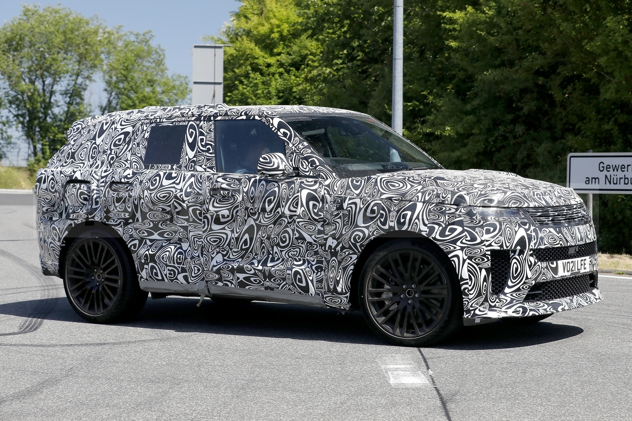 Range Rover Sport SVR 2023 - Foto Spia 24-06-2022 - Foto 7 di 10