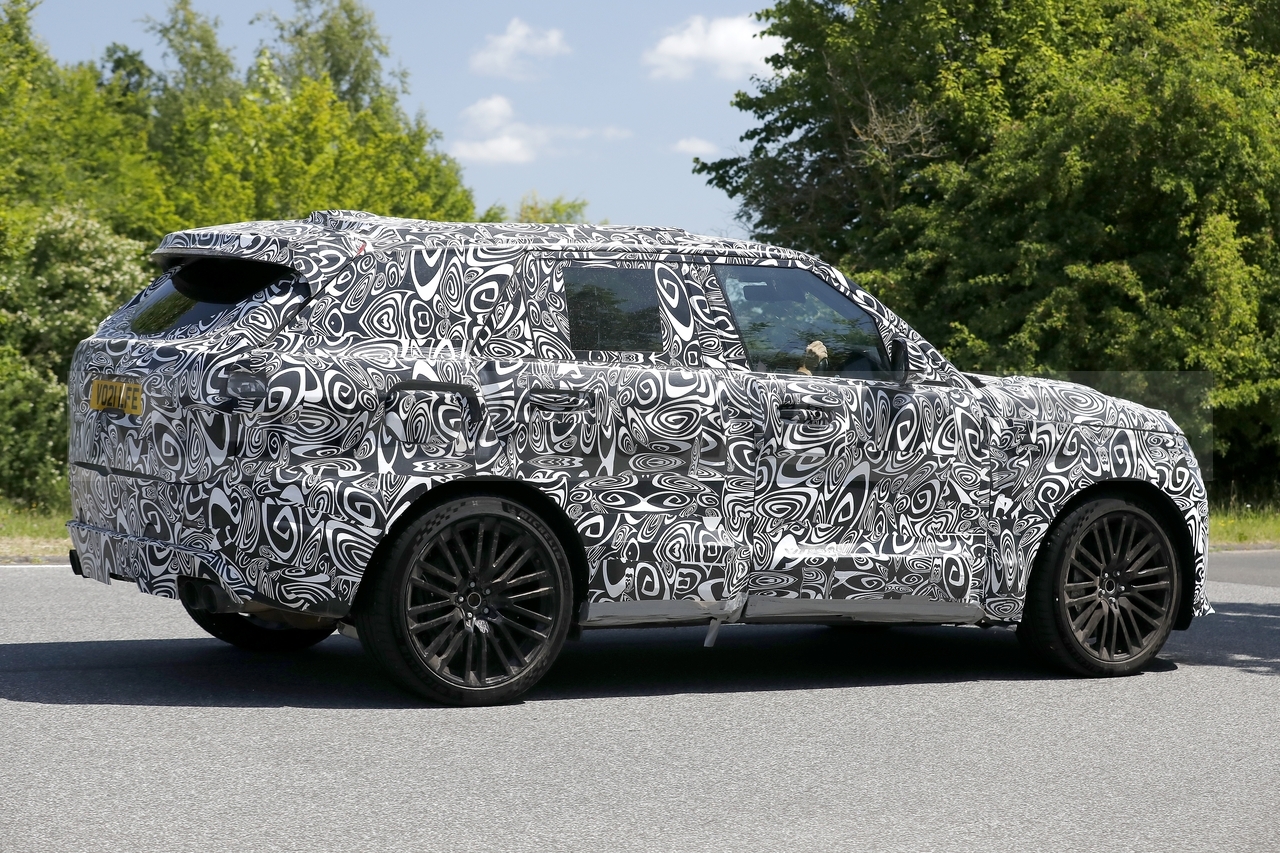 Range Rover Sport SVR 2023 - Foto Spia 24-06-2022 - Foto 11 di 10