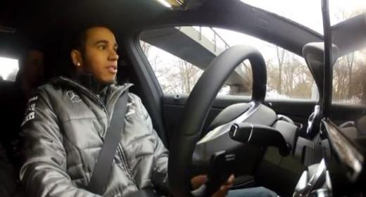 Mercedes CLA, Lewis Hamilton al volante della nuova berlina