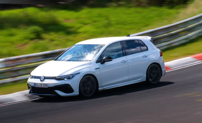 Volkswagen Golf R “Plus”: potrebbe nascondersi lei dietro questi test ...
