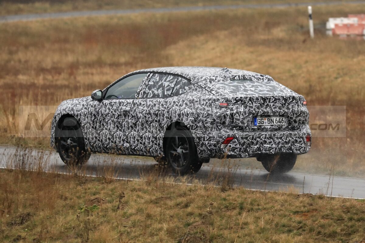 Peugeot 4008 2023: il SUV coupé si mostra nuovamente dal vivo [FOTO SPIA]