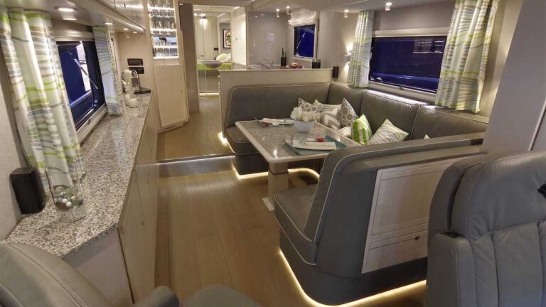 La Bugatti Chiron ed il camper con il garage per l’hypercar [VIDEO]