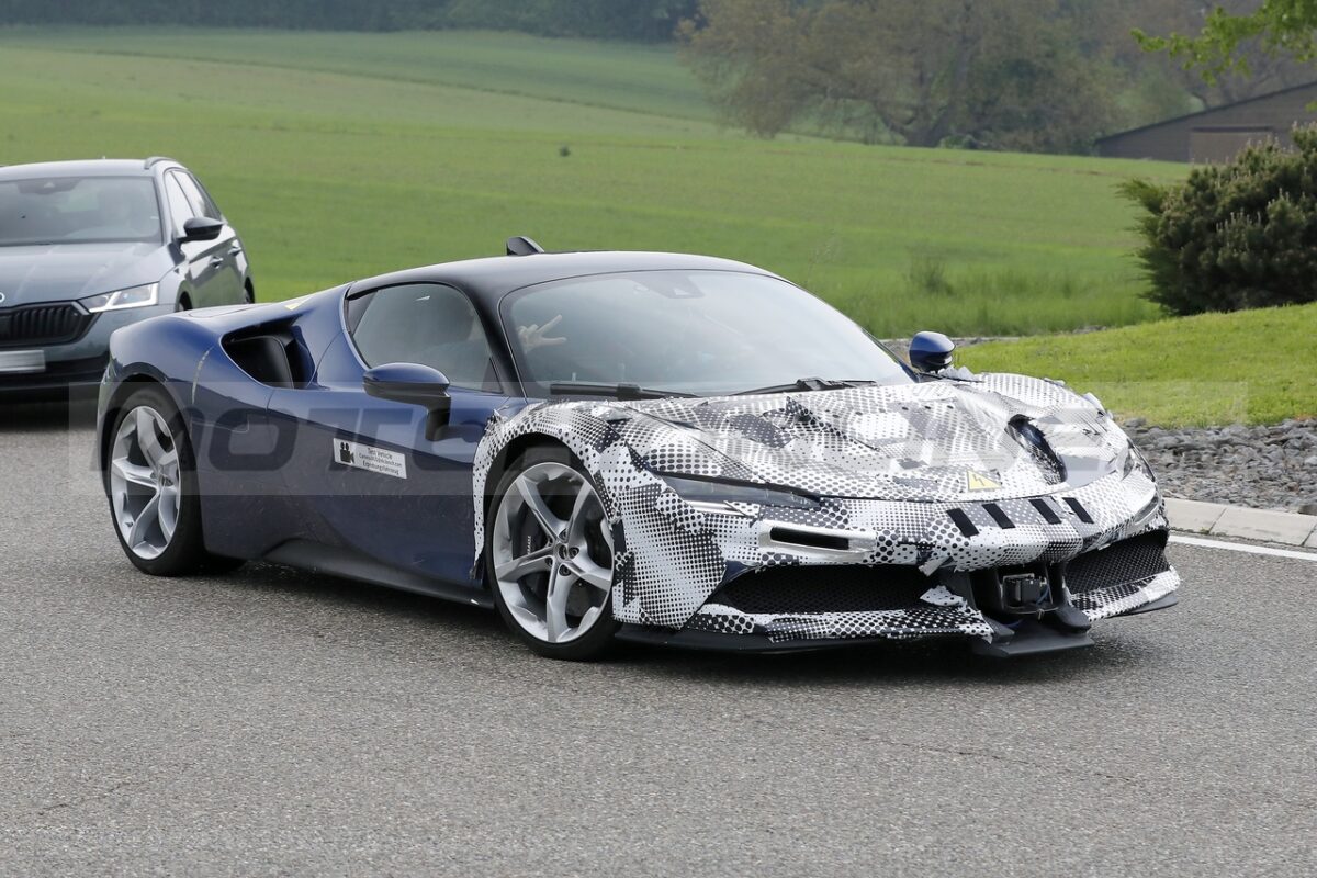 Ferrari SF90 Versione Speciale: nuovo avvistamento a Maranello [FOTO SPIA]