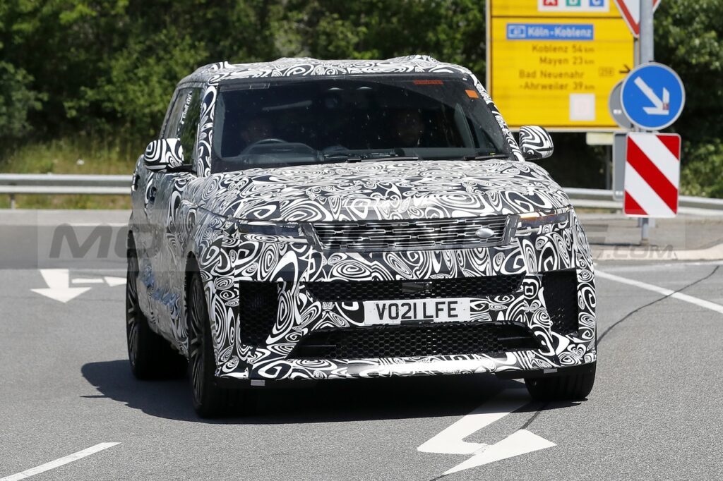 Range Rover Sport SVR 2023: un nuovo prototipo beccato sul Nurburgring ...