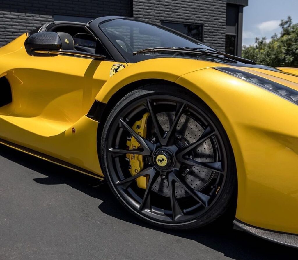 Ferrari LaFerrari Aperta cambia look grazie ai nuovi cerchi HRE [FOTO]