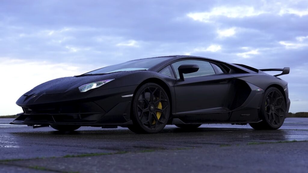 Lamborghini Aventador SVJ vs McLaren 600LT: chi vince la drag race? [VIDEO]