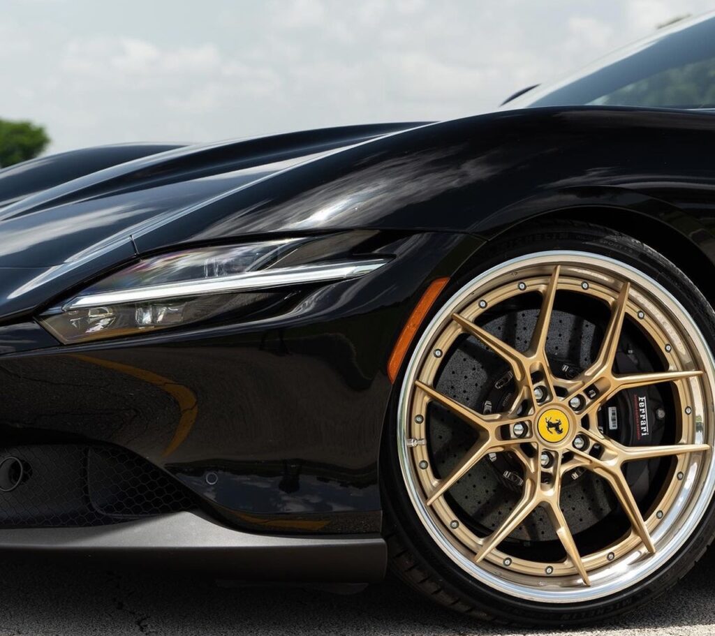 Ferrari Roma: ora indossa dei cerchi aftermarket dorati [FOTO]