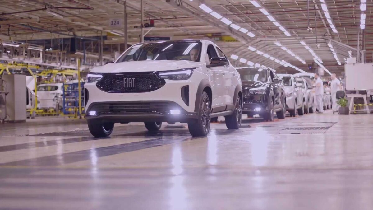 Fiat Fastback: nuove immagini prima del debutto [VIDEO TEASER]