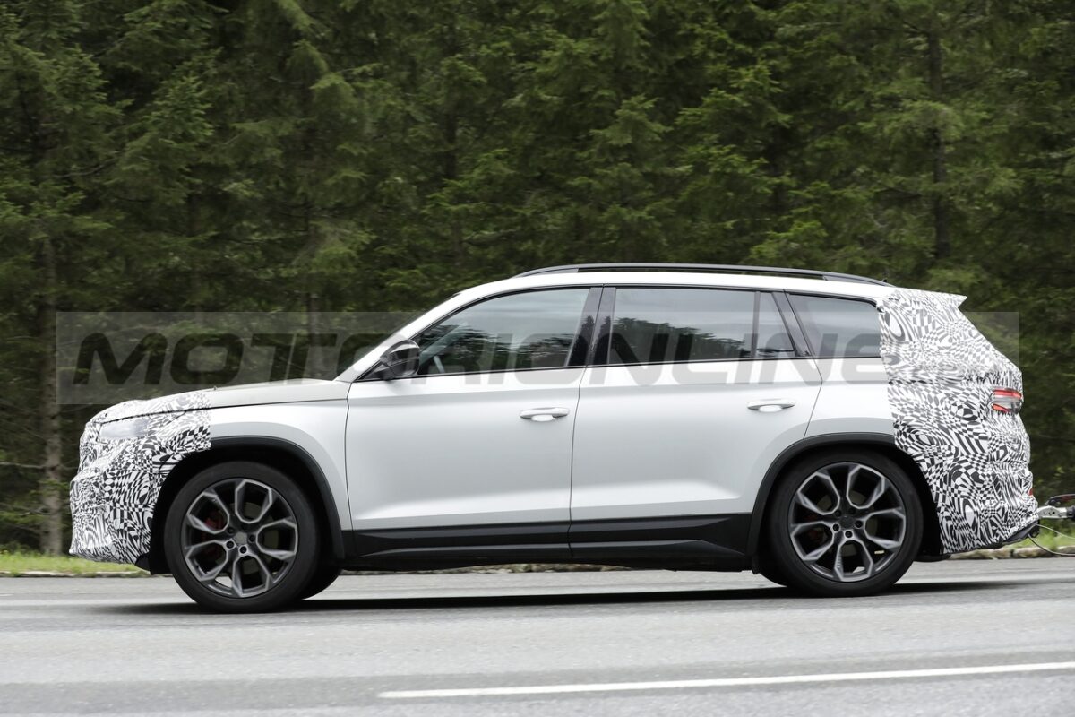 Skoda Kodiaq 2024: primo avvistamento della nuova generazione [FOTO SPIA]