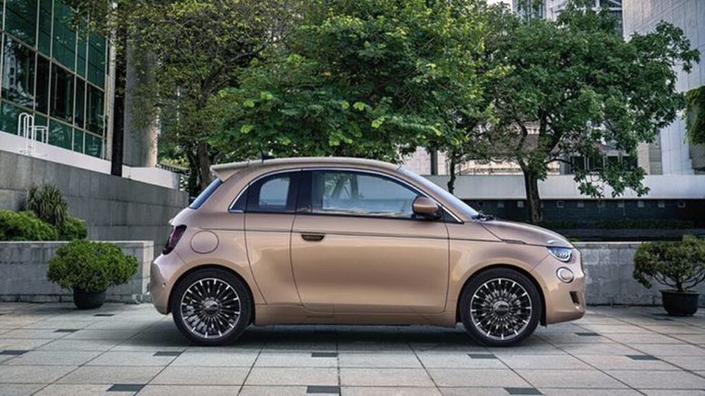 Fiat 500 Elettrica: debutta il nuovo allestimento Monotrim [FOTO]