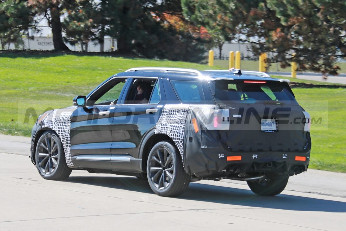 Ford Explorer ST 2024: primo avvistamento del nuovo restyling [FOTO SPIA]