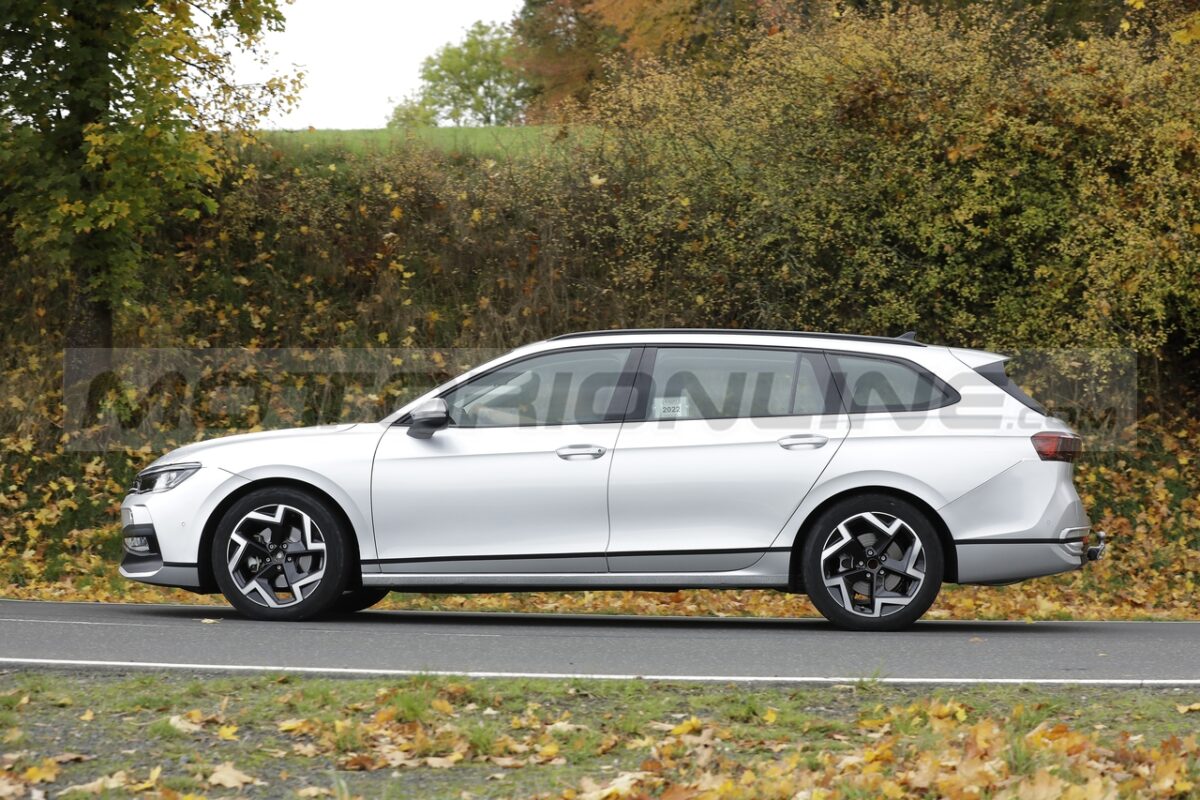 Volkswagen Passat Variant 2024: nuovo avvistamento in Germania [FOTO SPIA]