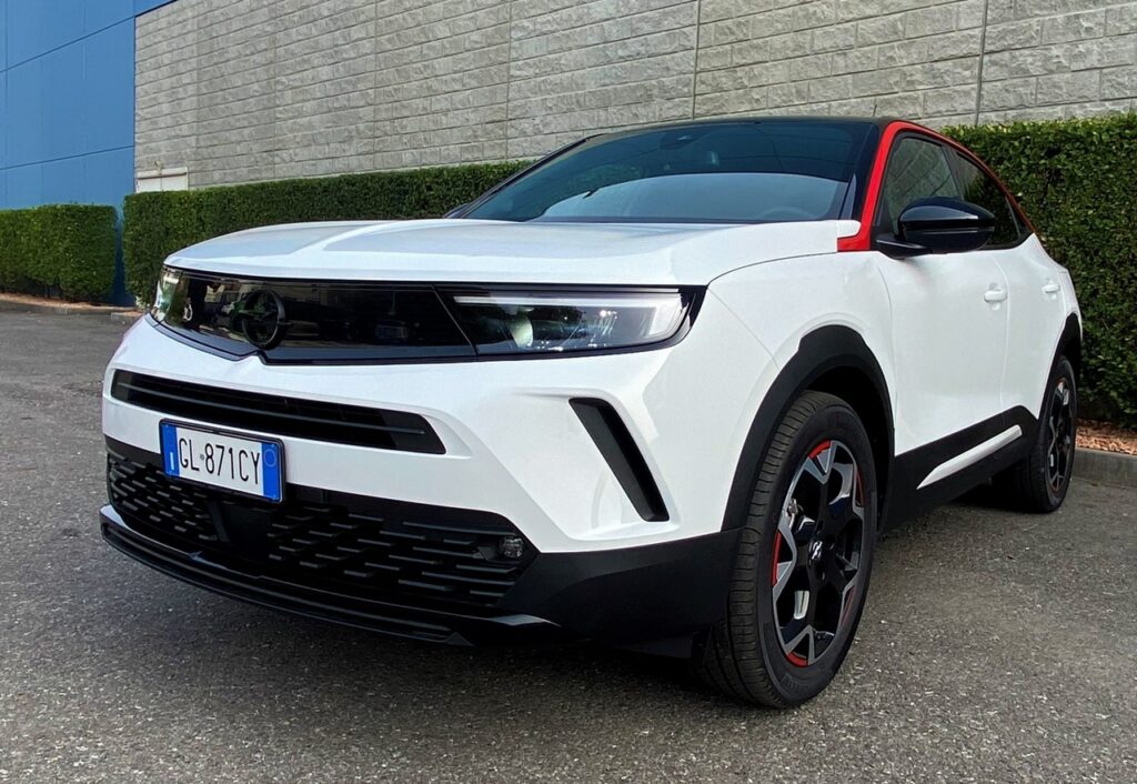 Opel Mokka-e 2022: aggiornamenti tecnici per una maggiore autonomia