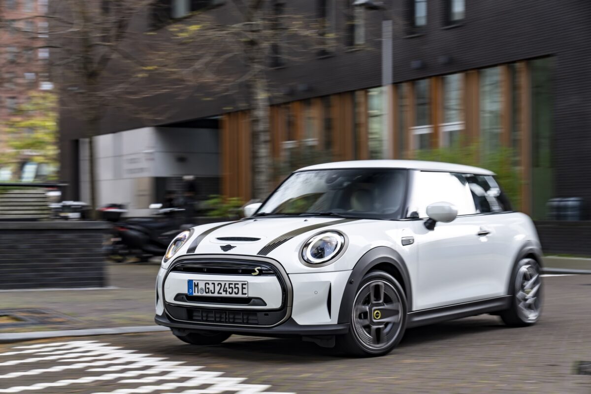 Mini Cooper SE Resolute Edition: debutta la nuova colorazione Nanuq ...
