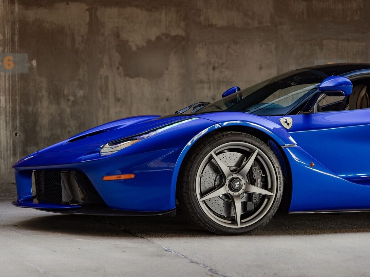 Ferrari LaFerrari: all’asta l’unico esemplare in Blu Elettrico con ...