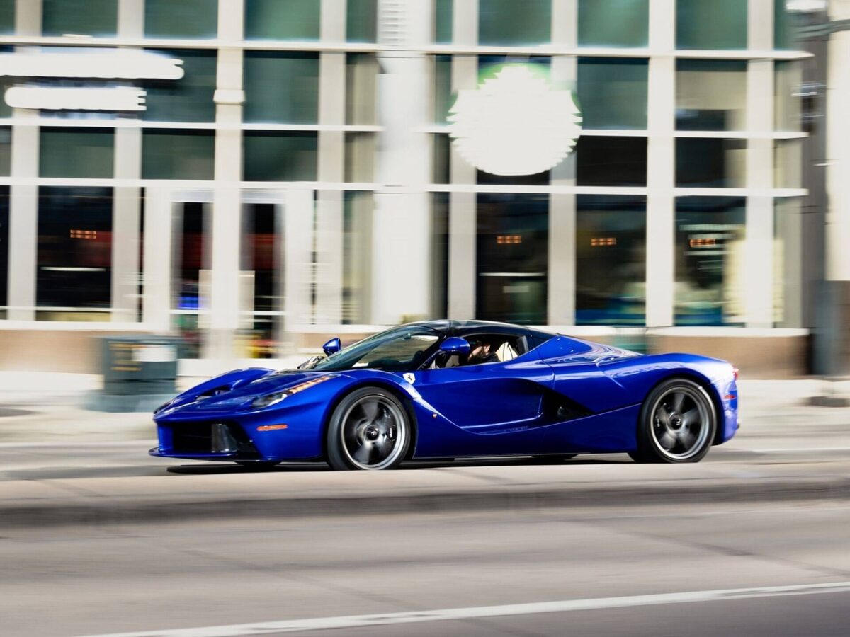 Ferrari LaFerrari: all’asta l’unico esemplare in Blu Elettrico con ...