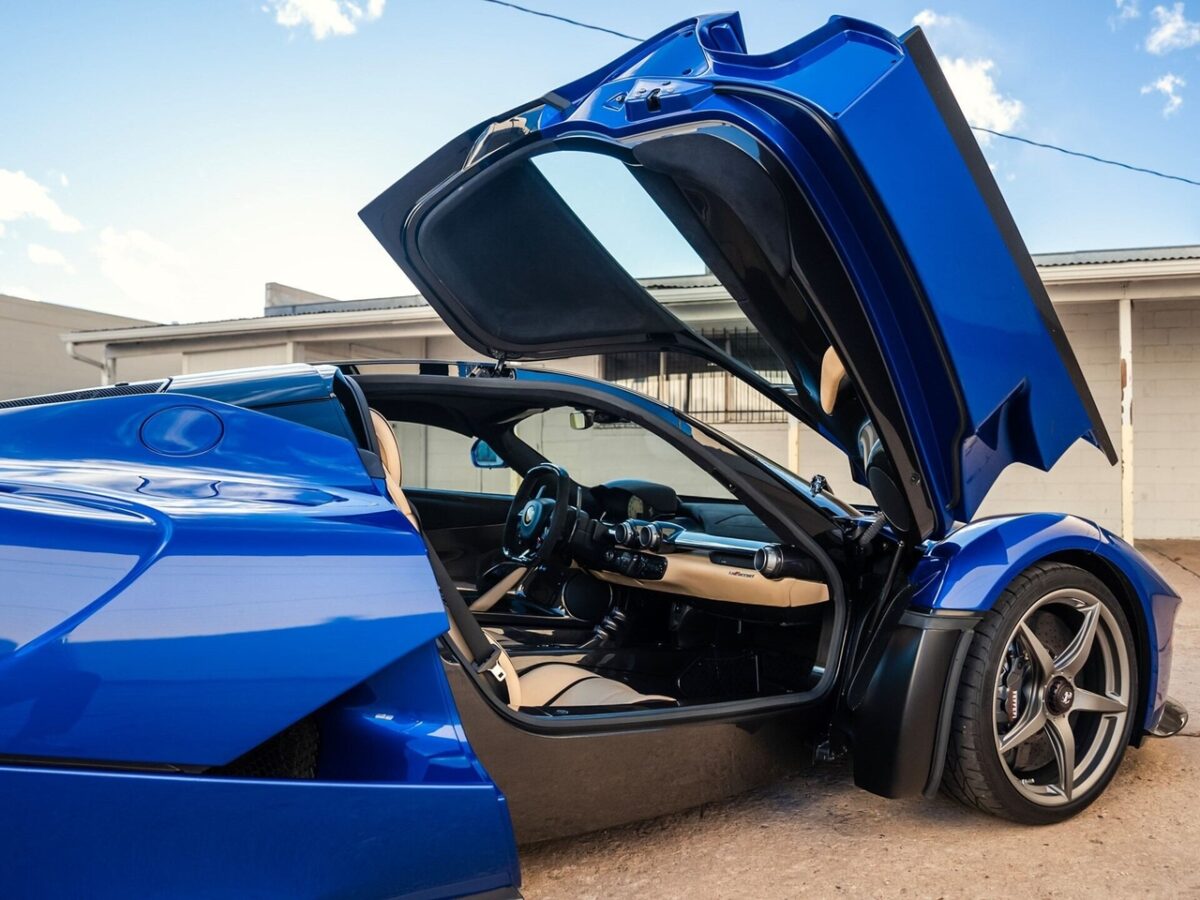 Ferrari LaFerrari: all’asta l’unico esemplare in Blu Elettrico con ...