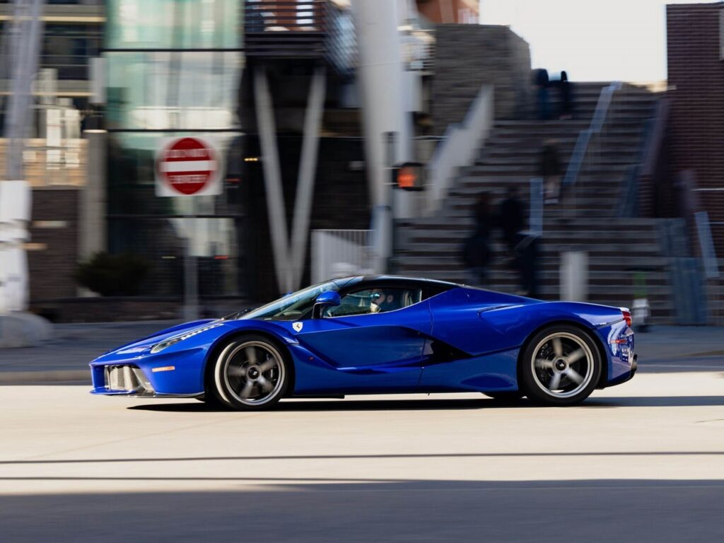 Ferrari LaFerrari: all’asta l’unico esemplare in Blu Elettrico con ...