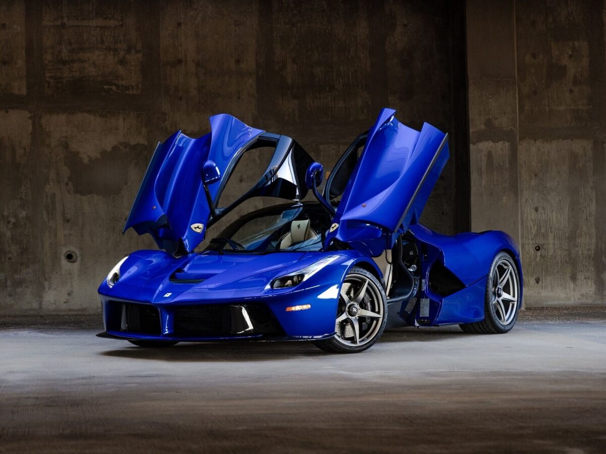 Ferrari LaFerrari: all’asta l’unico esemplare in Blu Elettrico con interni Crema [FOTO]