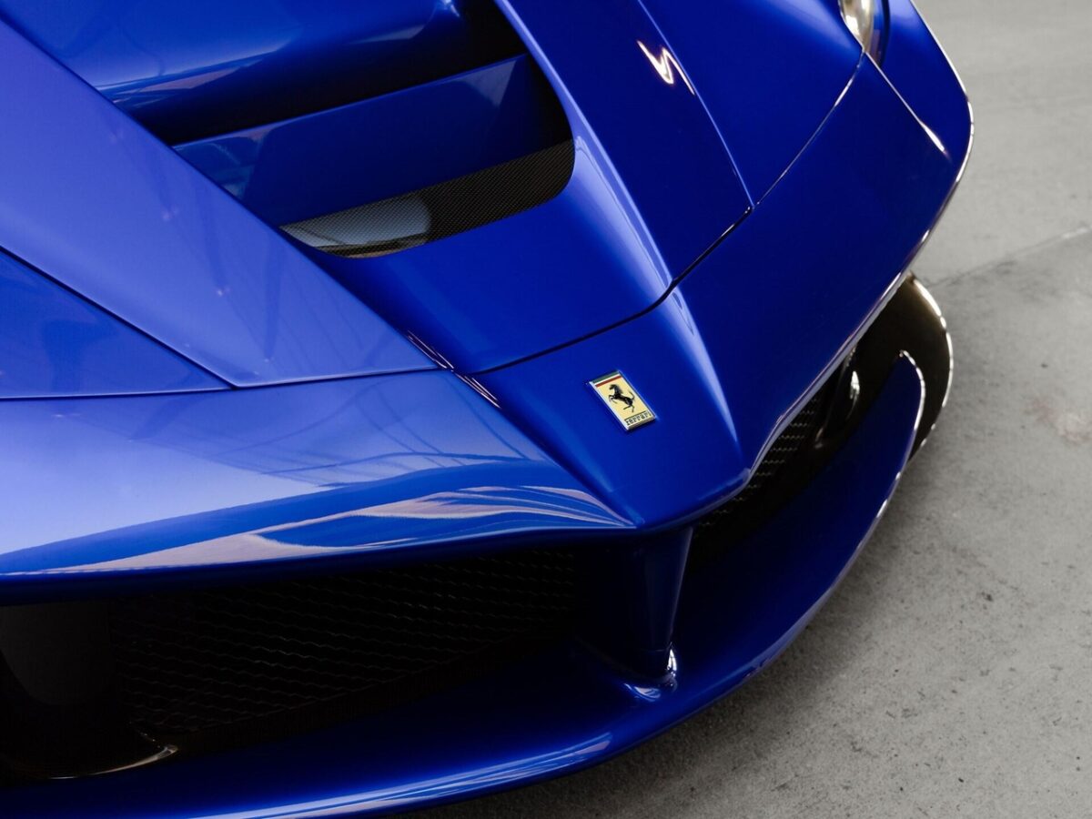 Ferrari LaFerrari: all’asta l’unico esemplare in Blu Elettrico con ...