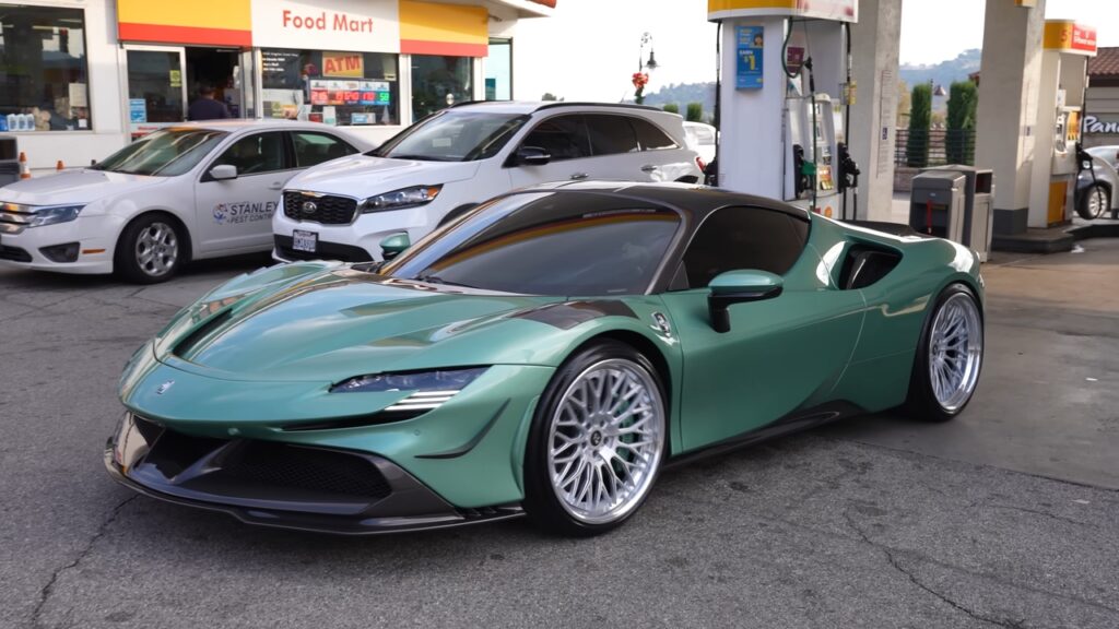 Ferrari SF90 Stradale: ecco un esemplare in Verde Francesca con varie ...