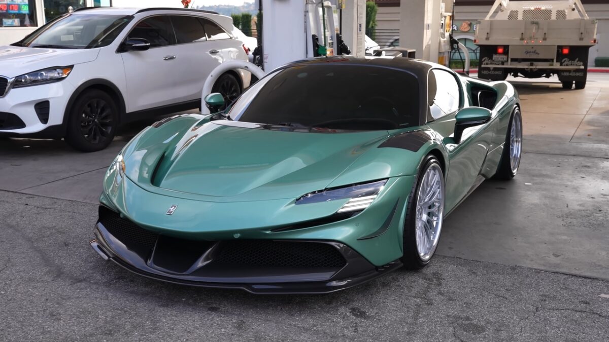 Ferrari SF90 Stradale: ecco un esemplare in Verde Francesca con varie ...