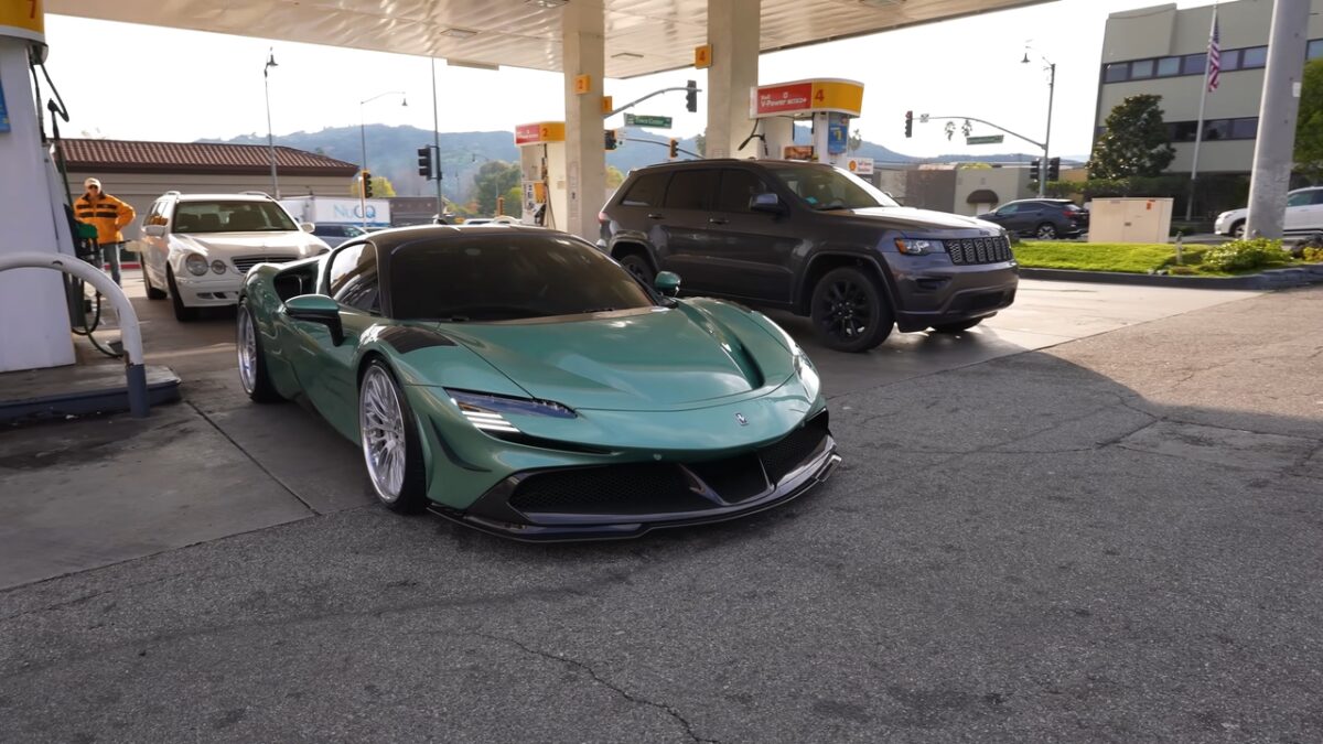 Ferrari SF90 Stradale: ecco un esemplare in Verde Francesca con varie ...