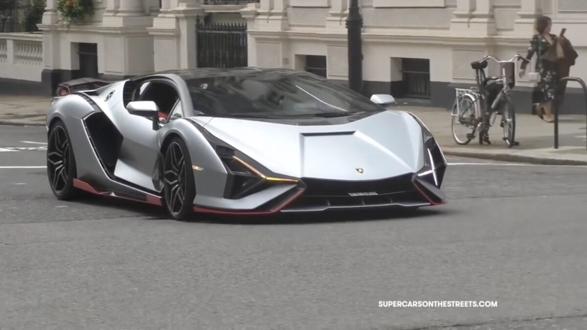 Lamborghini Sian FKP37 si fa ammirare tra le strade di Londra [VIDEO]