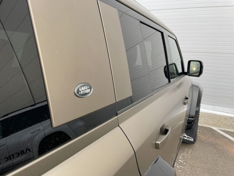 Land Rover Defender: Arctic Trucks presenta un nuovo pacchetto [FOTO]