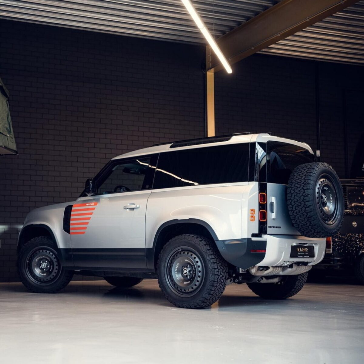 Land Rover Defender: Heritage Customs presenta i nuovi cerchi Rock Dust ...