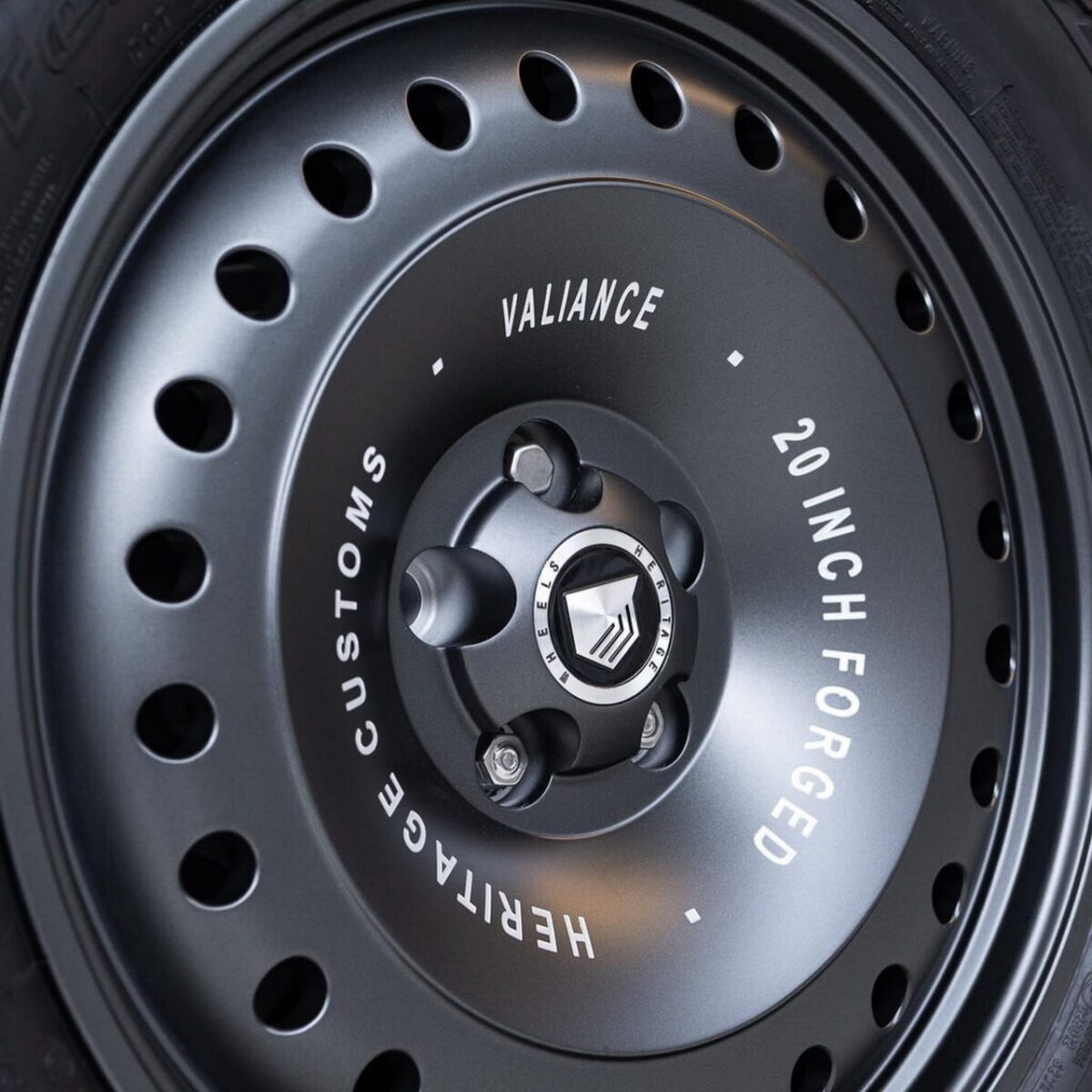 Land Rover Defender: Heritage Customs presenta i nuovi cerchi Rock Dust ...