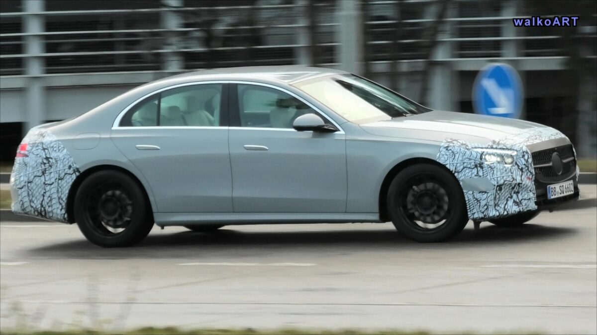 Mercedes Classe E 2024: l’ultimo prototipo ha pochissimo camuffamento ...