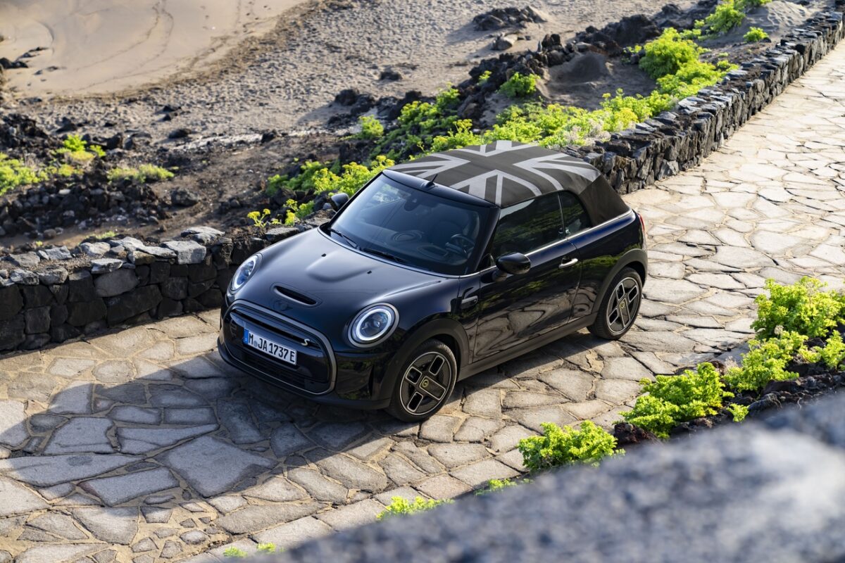 Mini Cooper SE Cabrio: svelata la prima decappottabile premium a zero ...