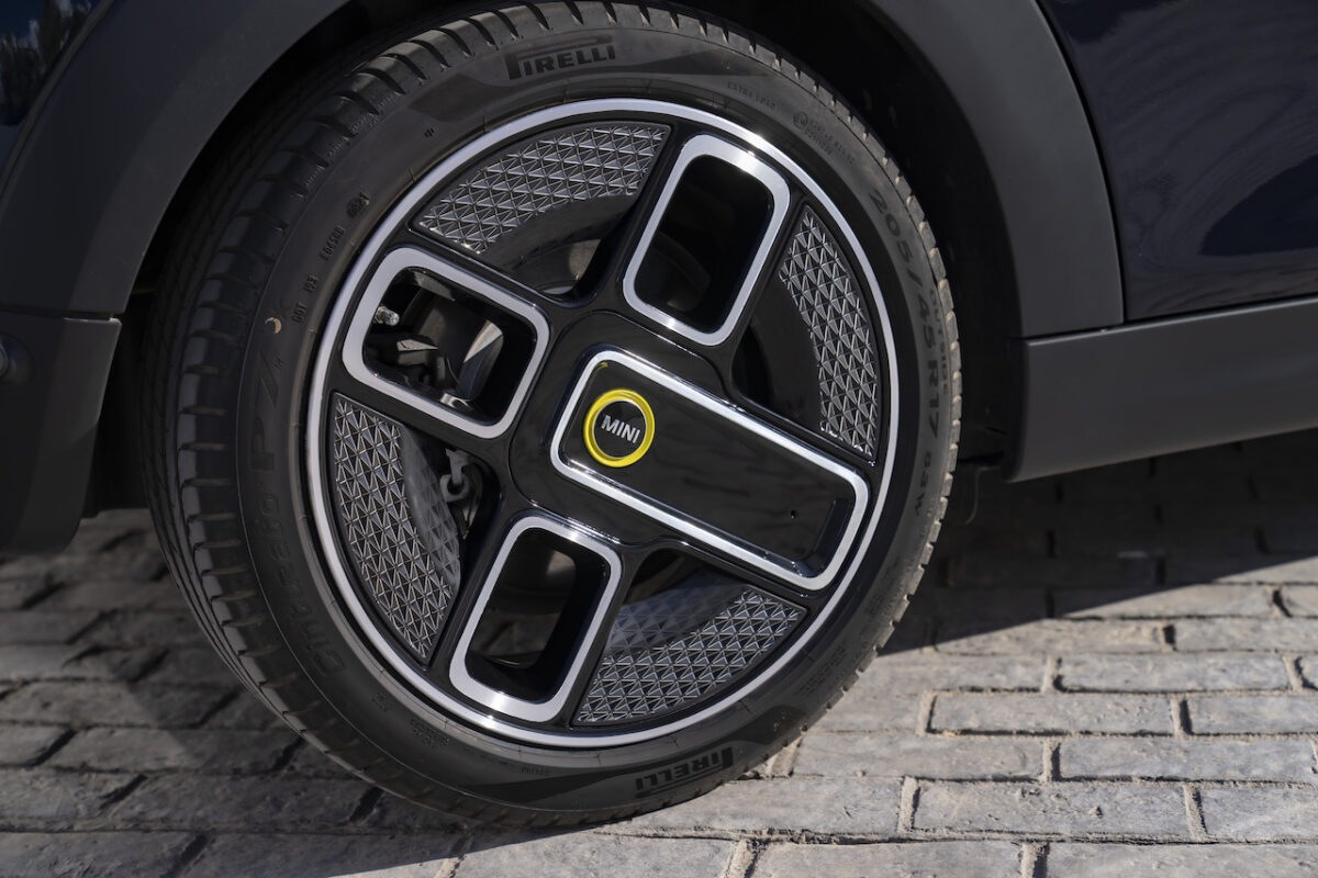 Mini Cooper SE Cabrio: il primo modello con cerchi in alluminio riciclato
