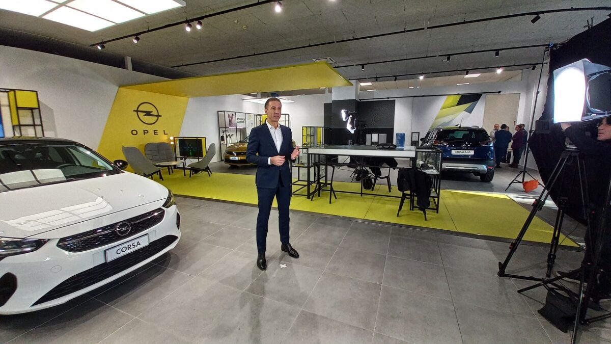 Opel: il CEO Florian Huettl visita il nuovo salone di Milano