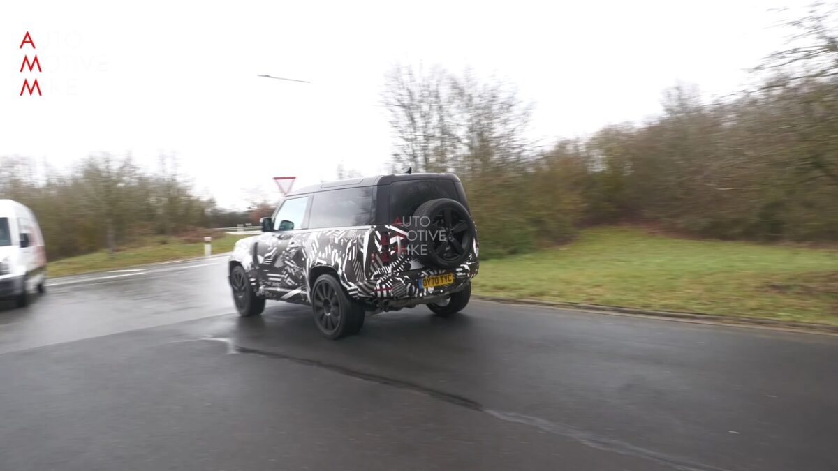 Land Rover Defender SVX 2024: il performante SUV si mostra in azione sul Nurburgring [VIDEO SPIA]