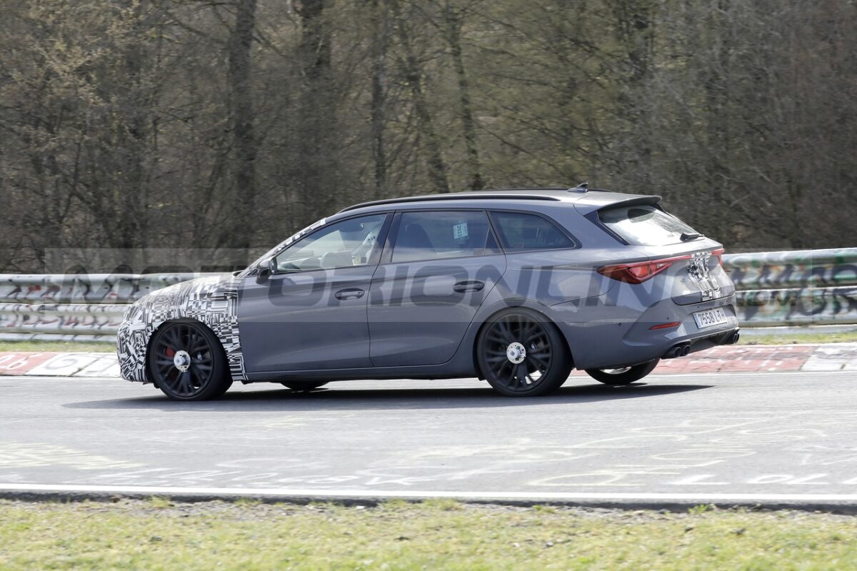 Cupra Leon 2024: proseguono i test sul nuovo restyling [FOTO SPIA]