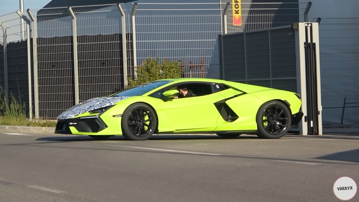 Lamborghini Revuelto avvistata su strada per la prima volta [VIDEO SPIA]
