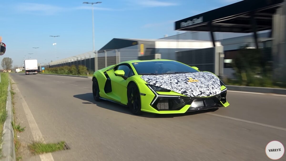 Lamborghini Revuelto avvistata su strada per la prima volta [VIDEO SPIA]