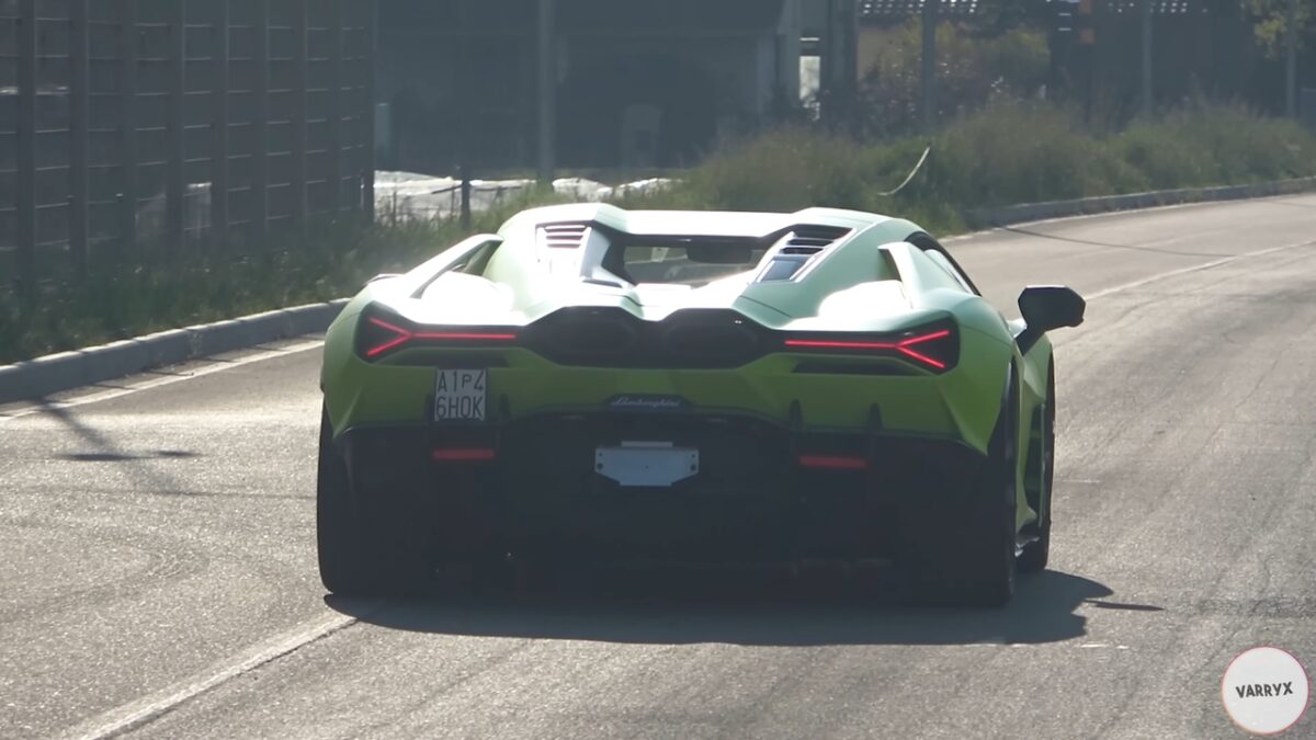 Lamborghini Revuelto avvistata su strada per la prima volta [VIDEO SPIA]