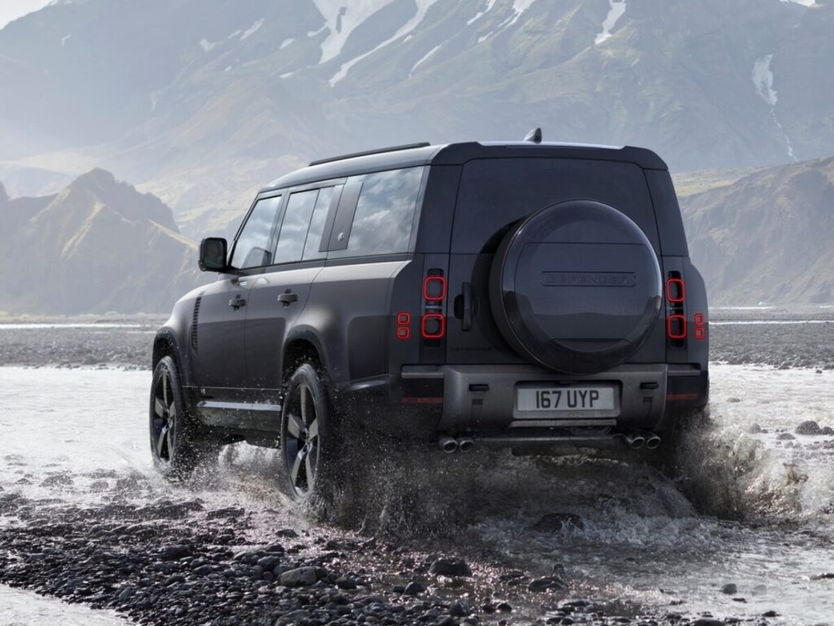 Land Rover Defender 2024: debuttano le nuove varianti Outbound e V8 [FOTO]