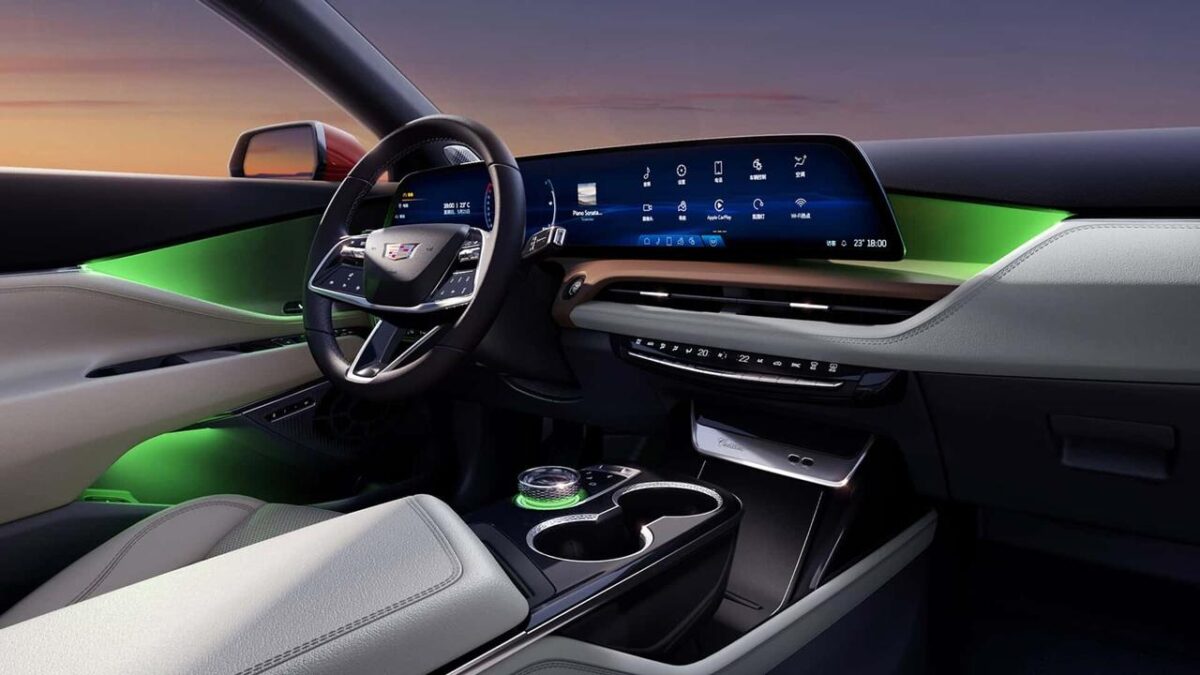 Cadillac GT4: debutta ufficialmente un nuovo SUV coupé compatto [FOTO]