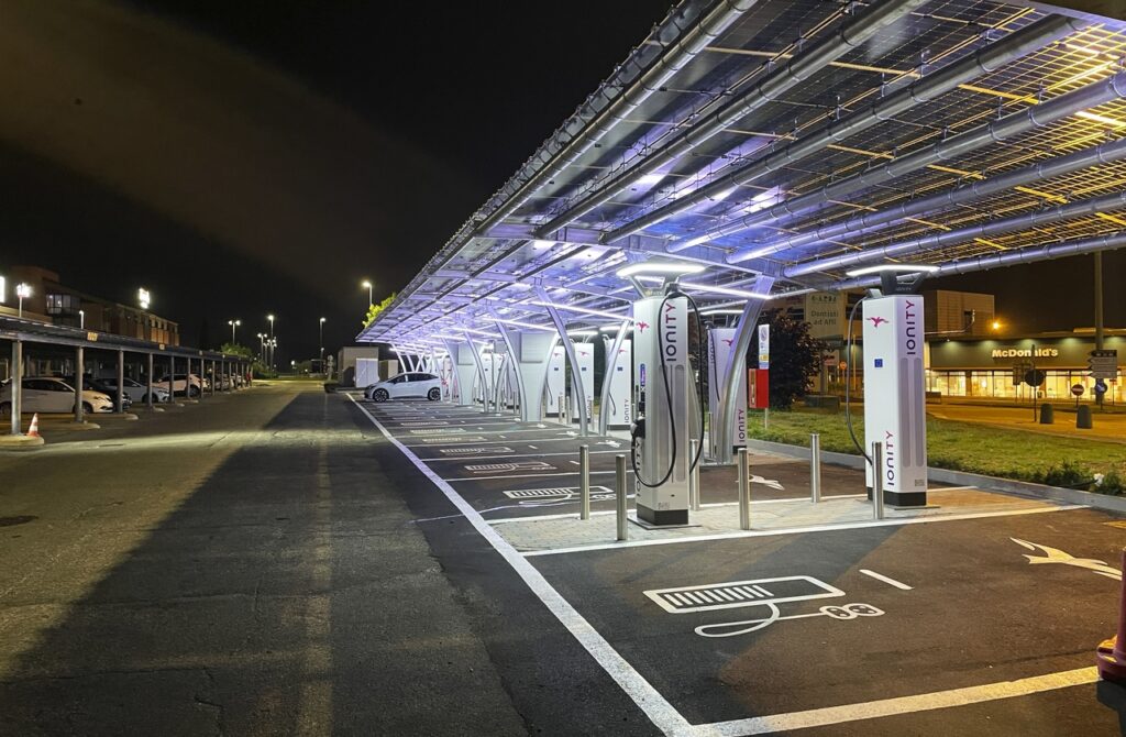 Ionity inaugura la sua più grande stazione di ricarica in Europa