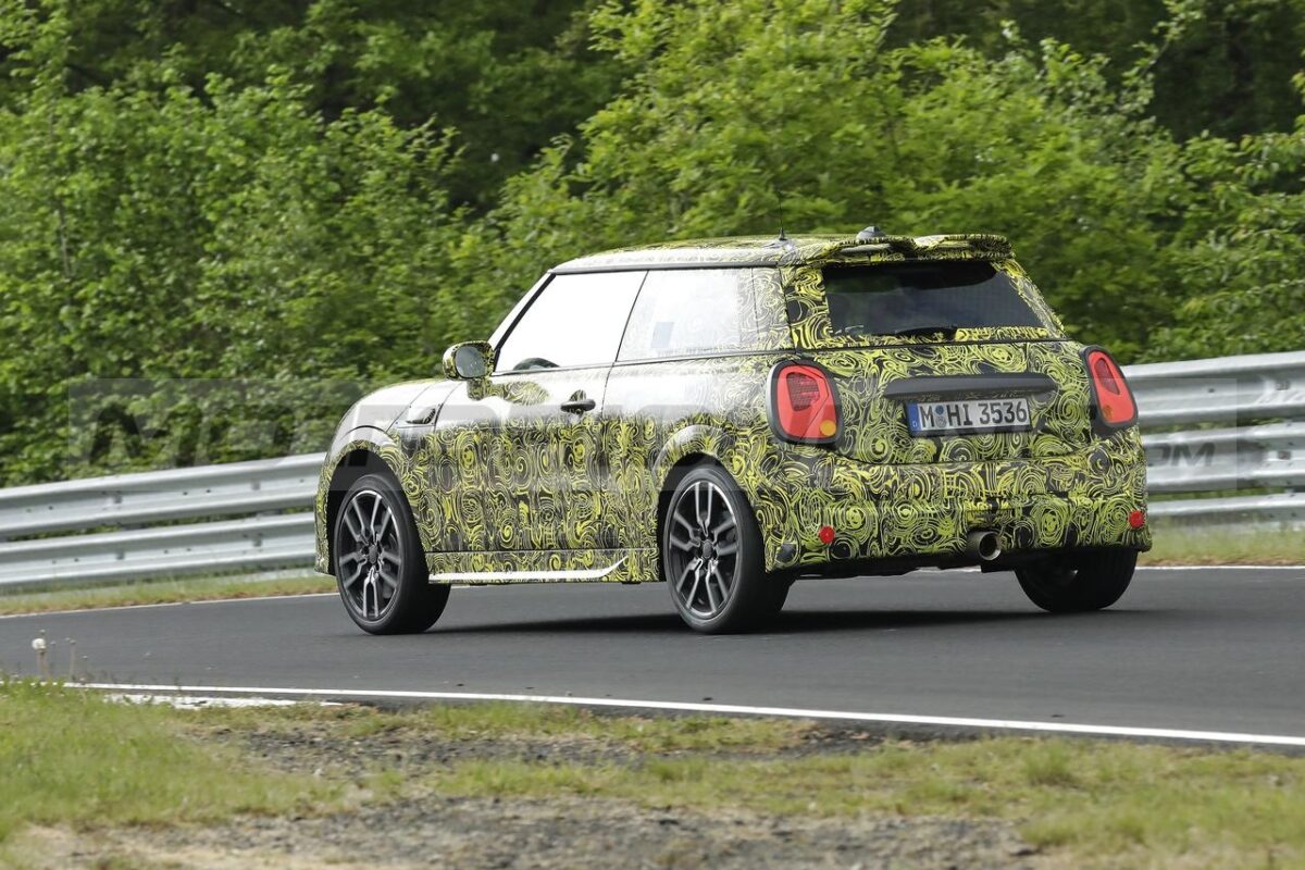 Mini Cooper S 2024: test in pista per la nuova generazione [FOTO SPIA]
