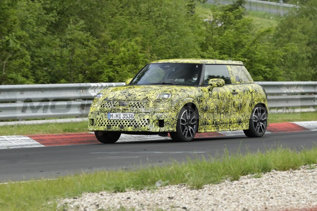 Mini Cooper S 2024: test in pista per la nuova generazione [FOTO SPIA]