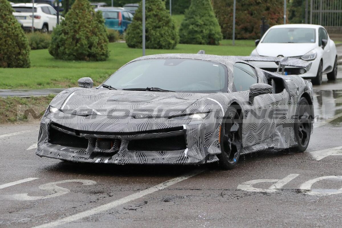 Ferrari SF90 LM: primo avvistamento sulle strade pubbliche [FOTO SPIA]