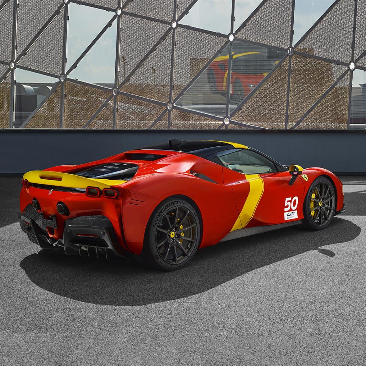 Ferrari SF90 Stradale: il brand celebra il ritorno a Le Mans con una ...