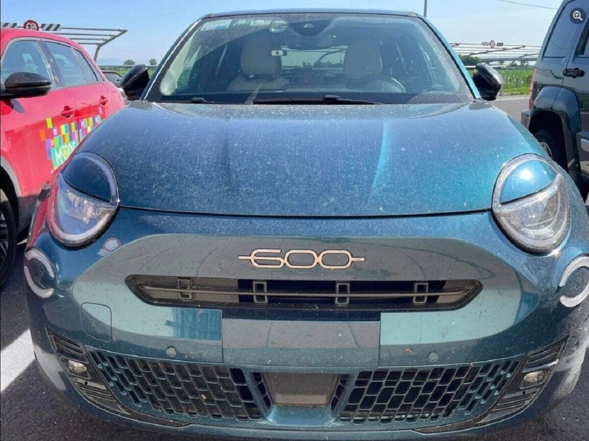 Nuova Fiat 600e: il SUV elettrico si mostra con un nuovo colore