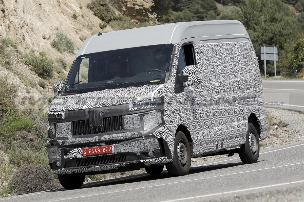 Renault Master 2025: proseguono i test sulla nuova generazione [FOTO SPIA]