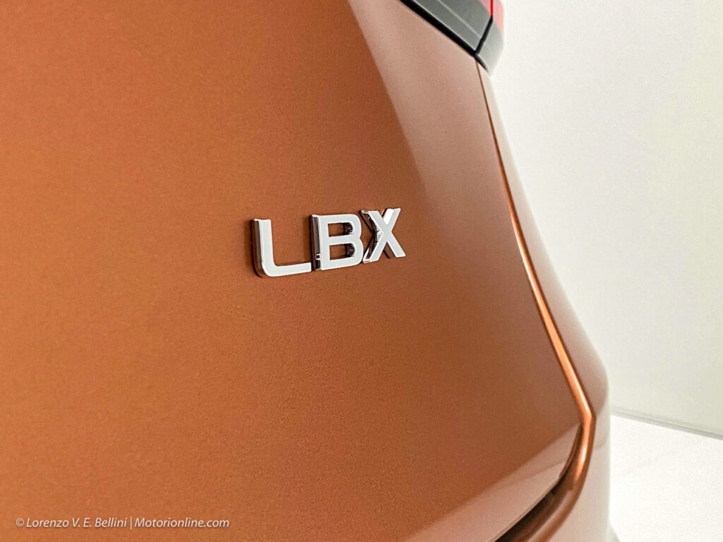 Lexus LBX, ecco com’è dal vivo il nuovo SUV compatto [FOTO e VIDEO]